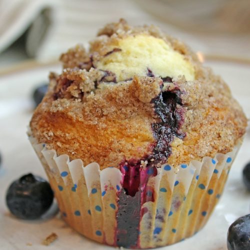Blueberry Muffins with Crumb Topping – Through the Cooking Glass